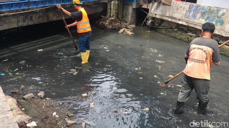 Dibersihkan Tiap Hari, Kali Jati Bunder Kotor dalam Hitungan Jam | KASKUS