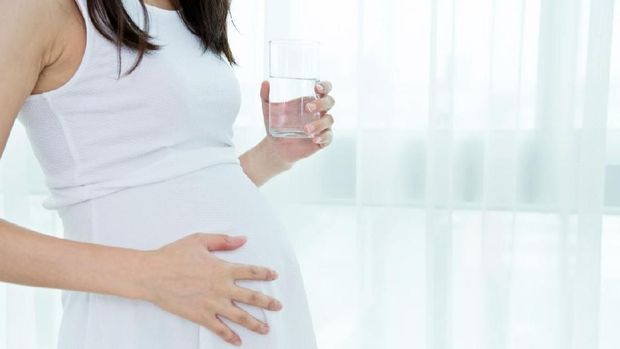 5 Manfaat Minum Air Putih untuk Ibu Hamil 5 Manfaat Minum Air Putih untuk Ibu Hamil