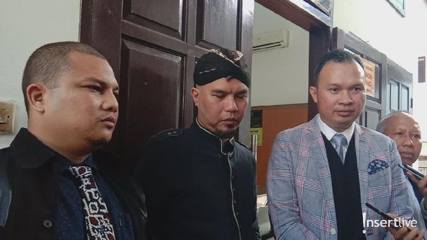 Isu RCM Bangkrut, Once Sebut Ahmad Dhani Punya Banyak Aset Isu RCM Bangkrut, Once Sebut Ahmad Dhani Punya Banyak Aset
