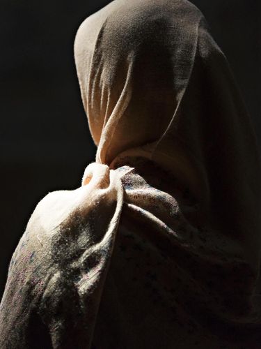 Gambar Wanita Berhijab Menangis Pulp