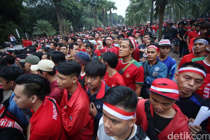 Suporter Timnas Indonesia Merahkan GBK