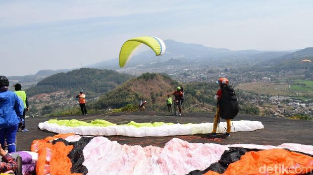 Batu Dua, Spot Terbaik Paralayang dengan Pemandangan Menawan – catatan ...