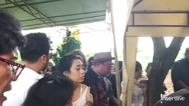 Tangis Histeris Karen Pooroe Pecah di Depan Pusara Anak Tangis Histeris Karen Pooroe Pecah di Depan Pusara Anak