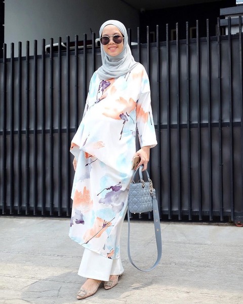 Tetap Terlihat Modis Saat Hamil? Contek Gaya Selebgram Hijab Ini yuk ...