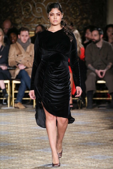 5 Desainer Ini Merekrut Plus Size Model untuk Runway Fashion Show ...