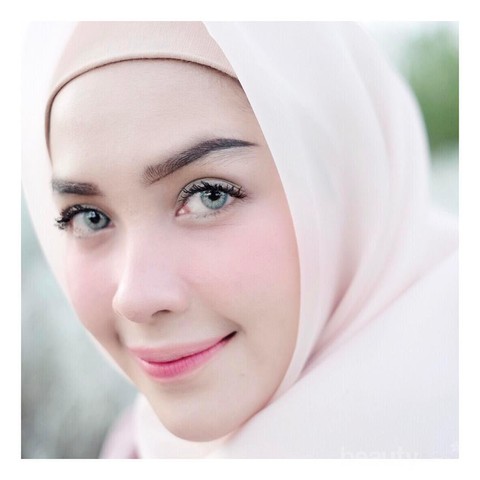 Mirip Banget! Ini Hasil Beauty Vlogger yang Membuat Re-Create Makeup ...