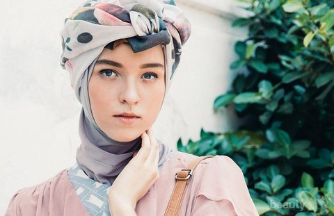 5 Tips Praktis Memakai Turban Ini yang Bikin Style Kamu Makin Edgy!