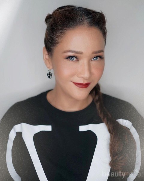 Umur Sudah 40-an, Sederet Artis Indonesia ini Masih Awet Muda & Menawan Umur Sudah 40-an, Sederet Artis Indonesia ini Masih Awet Muda & Menawan