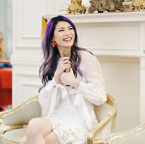 Tampil Beda di Tahun Baru, Coba 9 Warna Rambut ala Andrea Gunawan