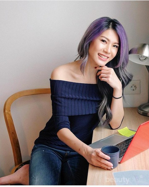 Tampil Beda di Tahun Baru, Coba 9 Warna Rambut ala Andrea Gunawan