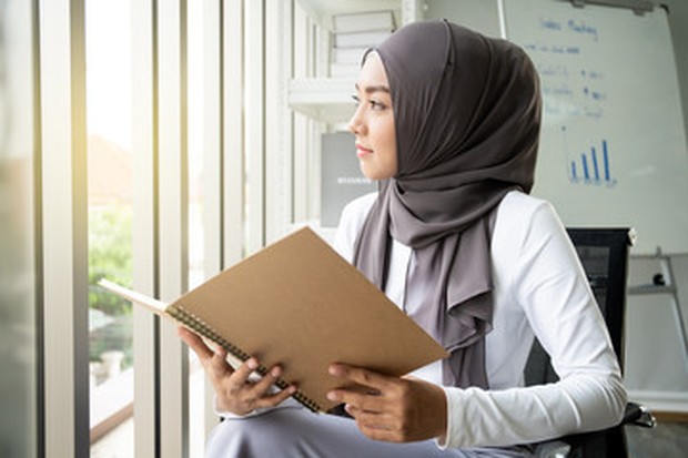 Ingin Tampil dengan Style Hijab Feminine Saat ke Kantor? Yuk, Intip ... Ingin Tampil dengan Style Hijab Feminine Saat ke Kantor? Yuk, Intip ...