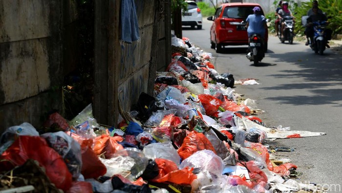 Siap-siap Kena Sanksi Ini Kalau Buang Sampah Sembarangan, Bisa Dipenjara!