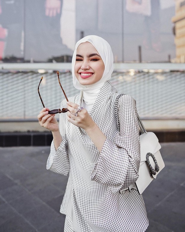5 Gaya Hijab Pashmina Selebgram yang Pas Buat Ngantor