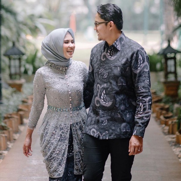 6 Model Kebaya Modern Warna Abu-abu yang Anggun Dipakai Lamaran 6 Model Kebaya Modern Warna Abu-abu yang Anggun Dipakai Lamaran