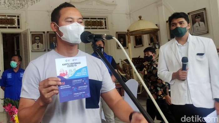 Legenda Persib 'Lord' Atep Ikut Vaksinasi di Cianjur