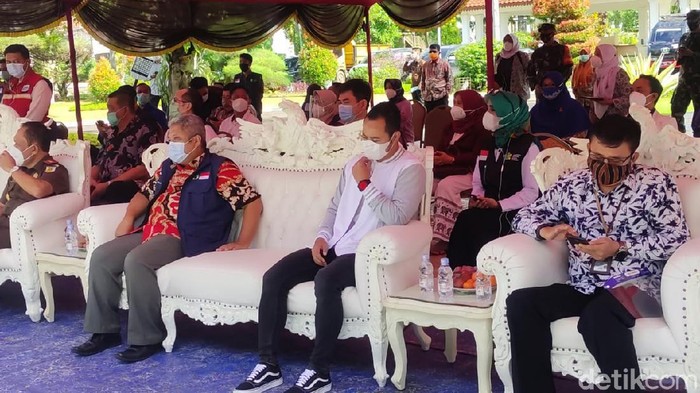 Legenda Persib 'Lord' Atep Ikut Vaksinasi di Cianjur