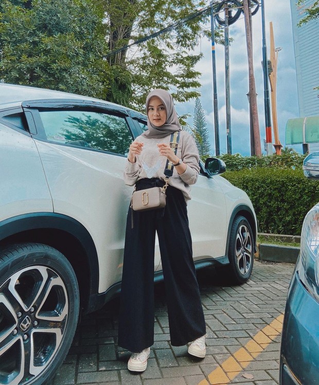 Mix and Match Wide Leg Trouser ala Seleb TikTok Cantik Alifhia Fitri