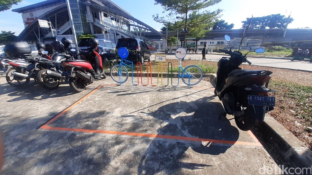 Parkir Untuk Sepeda di 22 Stasiun KRL: Banyak Rak Sepeda Masih Kosong ... Parkir Untuk Sepeda di 22 Stasiun KRL: Banyak Rak Sepeda Masih Kosong ...