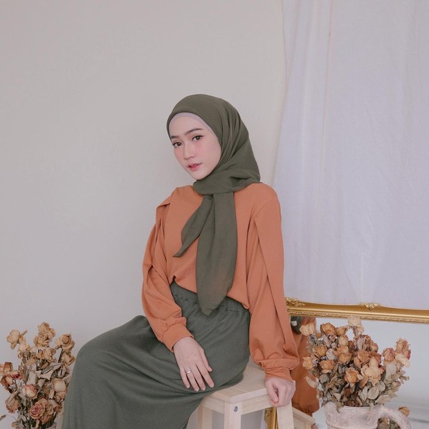 5 Inspirasi Gaya Hijab Simpel dan Menawan ala Selebgram Sinta Sri Antan