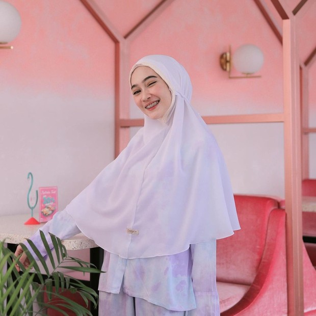 5 Inspirasi Gaya Hijab Simpel dan Menawan ala Selebgram Sinta Sri Antan