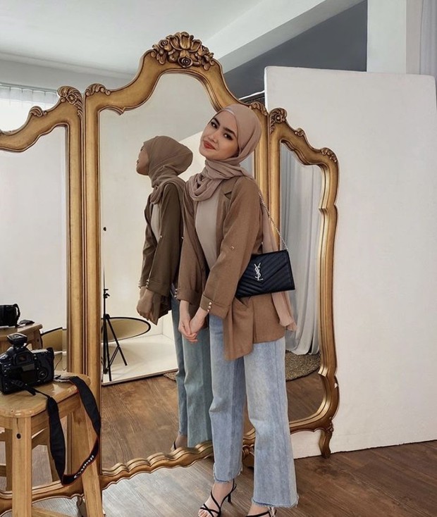 Inspirasi Hijab Office Look Simpel Dan Elegan Ala Fira Assegaf