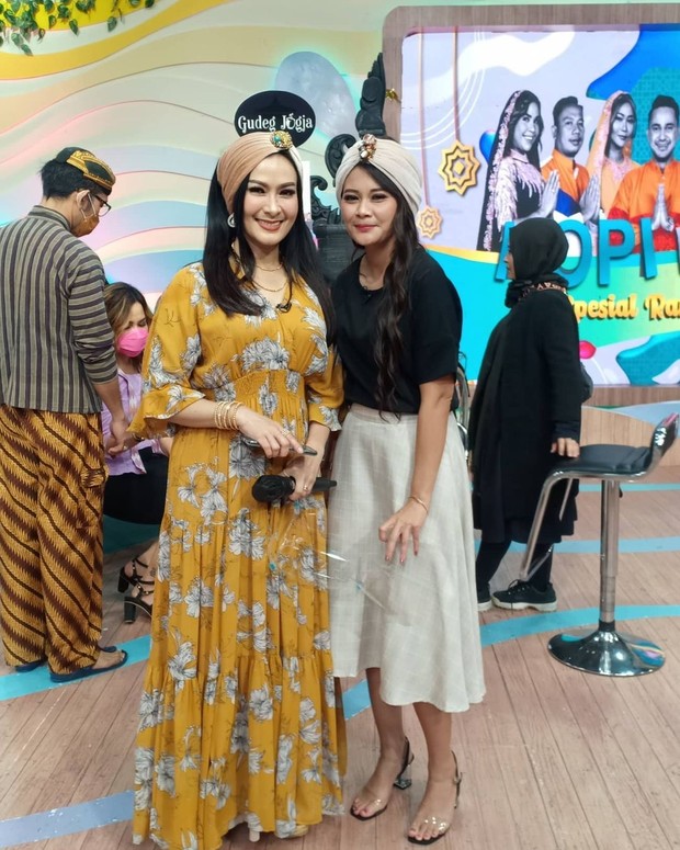 Potret Cantik Lenny, Seleb Tiktok yang Mirip Iis Dahlia Potret Cantik Lenny, Seleb Tiktok yang Mirip Iis Dahlia