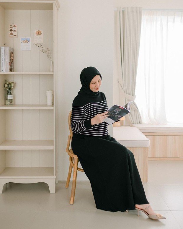 6 Inspirasi Padu Padan Rok ala Hijabers Dwi Handa, Simpel dan Manis