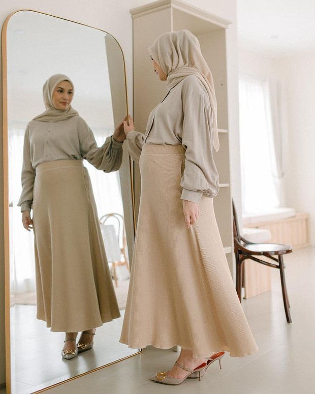 6 Inspirasi Padu Padan Rok ala Hijabers Dwi Handa, Simpel dan Manis