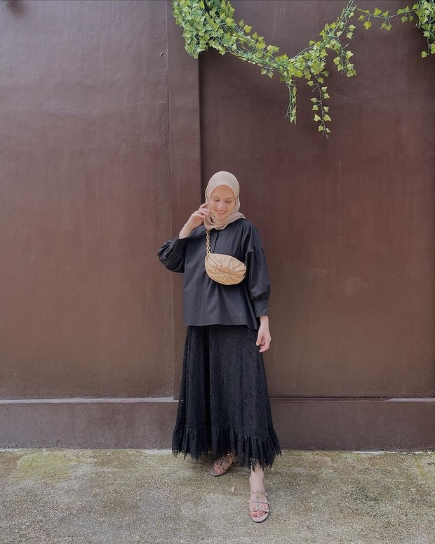 6 Inspirasi Padu Padan Rok ala Hijabers Dwi Handa, Simpel dan Manis