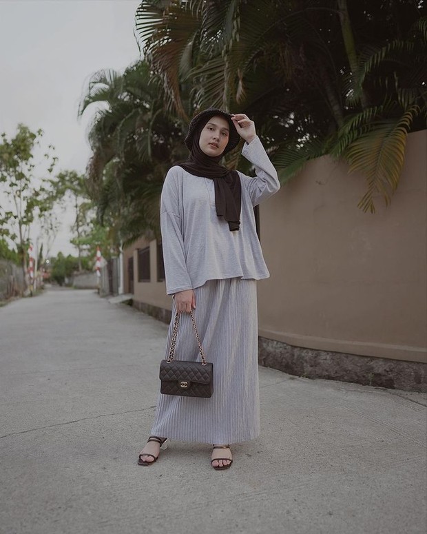 6 Inspirasi Padu Padan Rok ala Hijabers Dwi Handa, Simpel dan Manis