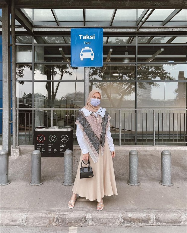 6 Inspirasi Padu Padan Rok ala Hijabers Dwi Handa, Simpel dan Manis