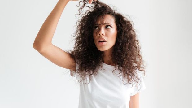 Masih Muda Tapi Sudah Ubanan? Ikuti Cara Berikut untuk Menghilangkan Uban