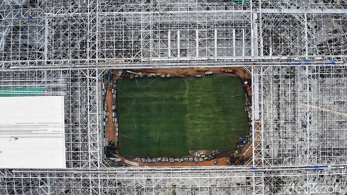 Penampakan Jakarta International Stadium Setelah Dipasang Rumput