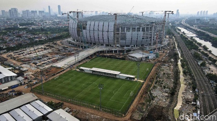 Penampakan Jakarta International Stadium Setelah Dipasang Rumput