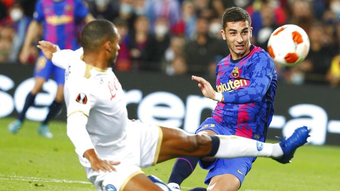 Foto: Raibnya Logo Barca dari Jersey Ferran Torres di Babak Kedua