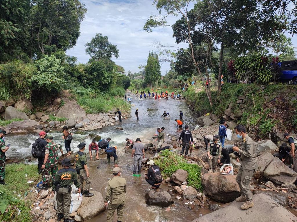 Berita Dan Informasi Bersih Bersih Sampah Sungai Ciliwung Terkini Dan