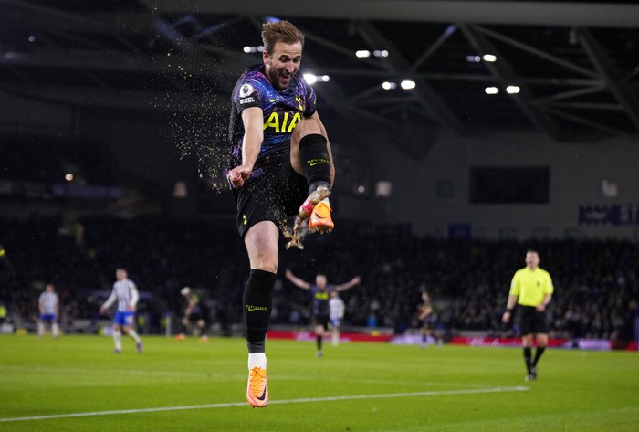 Foto Selebrasi Tendang Botol Coca Cola ala Harry Kane