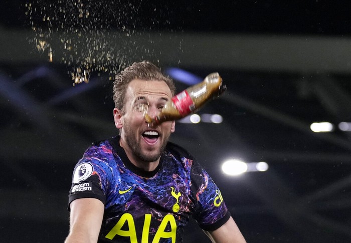 Foto Selebrasi Tendang Botol Coca Cola ala Harry Kane