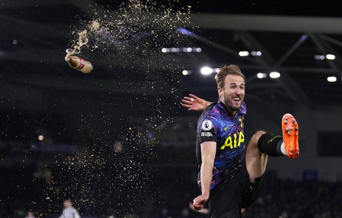 Foto Selebrasi Tendang Botol Coca Cola ala Harry Kane