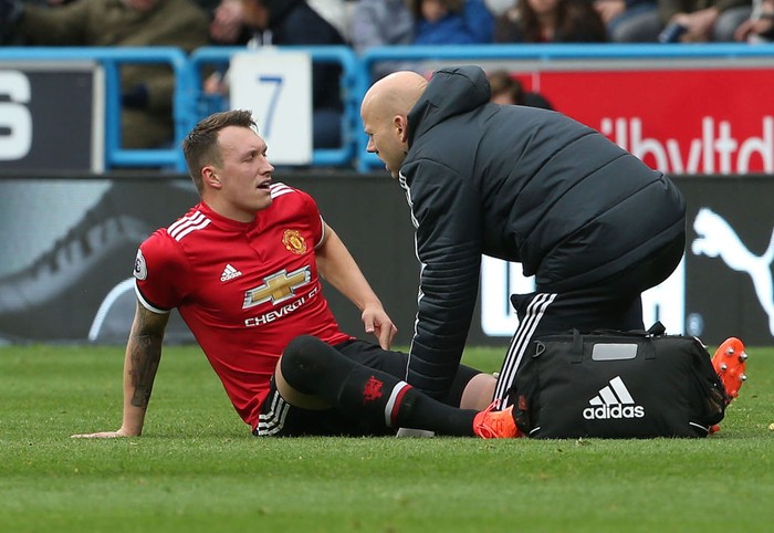 12 Tahun dan 24 Jendela Transfer, Phil Jones Masih di MU