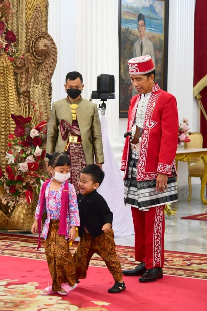 Potret Panembahan Al Nahyan Cucu Jokowi di Pernikahan Kaesang-Erina Potret Panembahan Al Nahyan Cucu Jokowi di Pernikahan Kaesang-Erina