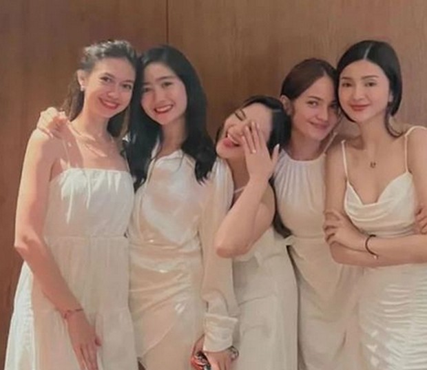 6 Gaya Sahabat Jessica Mila di Momen Lamarannya, Kompak Pakai Dresscode Putih