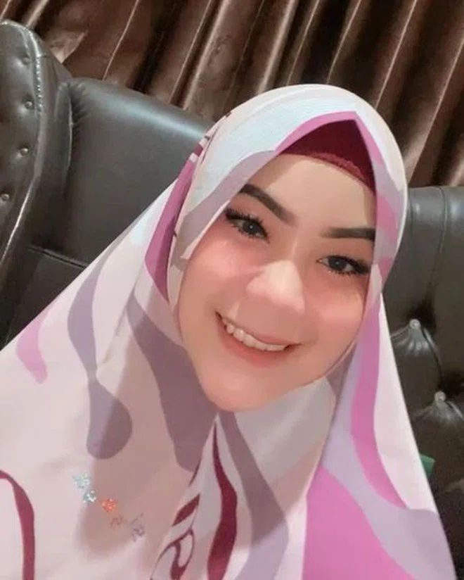 Suami Viral Usai Halalkan Tukar Pasangan, 7 Potret Yuni LIDA Istri Gus ... Suami Viral Usai Halalkan Tukar Pasangan, 7 Potret Yuni LIDA Istri Gus ...
