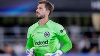 Kevin Trapp Tanggapi Rumor Ketertarikan MU