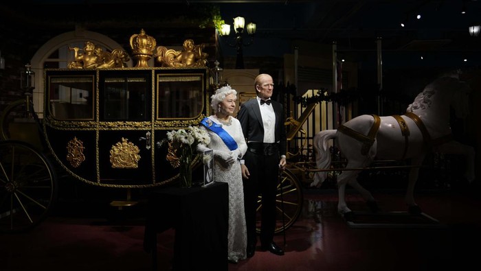 Patung Lilin Ratu Elizabeth II di Malaysia Diberi Bunga Putih