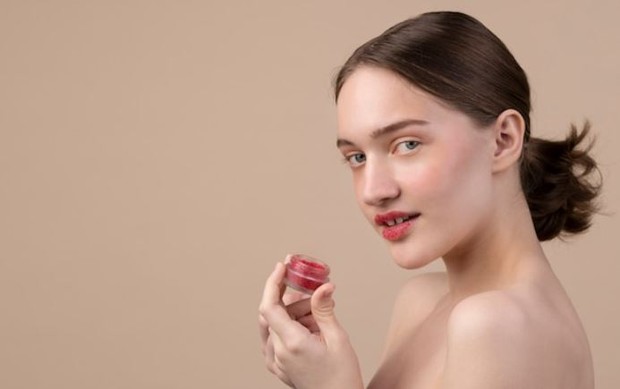 3 Tips Mudah Bikin Bibir Jadi Merah Alami Seperti Pakai Lipstik, Wajib Coba!