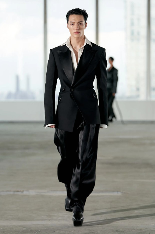 Bawakan Busana dari Peter Do, Jeno 'NCT' Sukses Debut di Runway New York Fashion Week