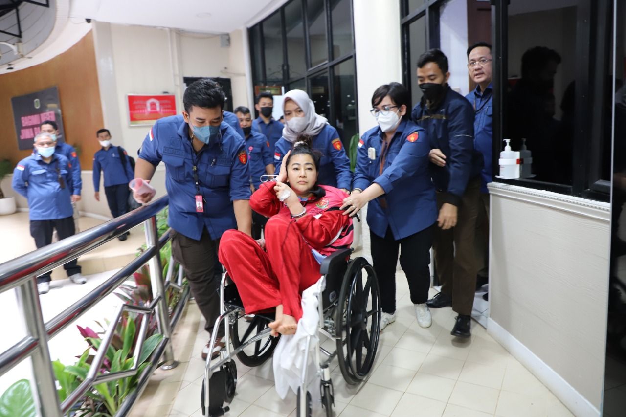 7 Potret Miris Hasnaeni Moein Artis 'Jin&Jun' Histeris Diborgol Polisi 7 Potret Miris Hasnaeni Moein Artis 'Jin&Jun' Histeris Diborgol Polisi