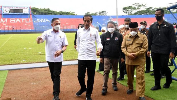 Tragedi Kanjuruhan: Jokowi Minta Audit Total Seluruh Stadion RI Tragedi Kanjuruhan: Jokowi Minta Audit Total Seluruh Stadion RI