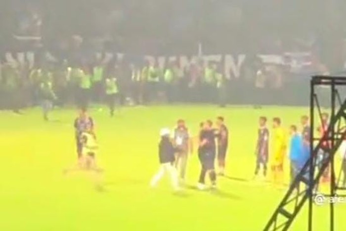 Aremania yang Pertama Kali Masuk Lapangan Disebut Cuma Mau Peluk Pemain Aremania yang Pertama Kali Masuk Lapangan Disebut Cuma Mau Peluk Pemain